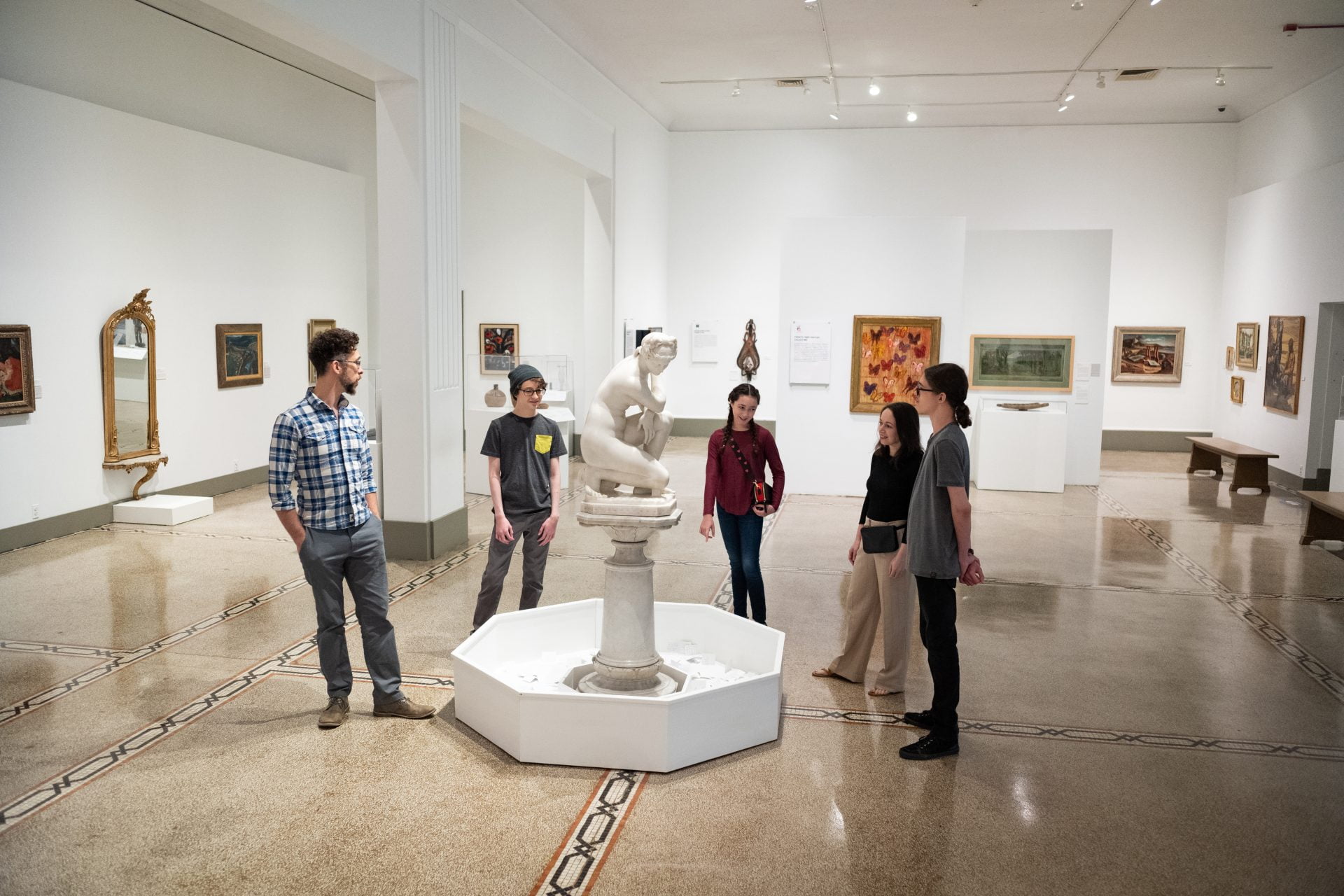 Museums and art galleries should show local history and culture - 9IELTS